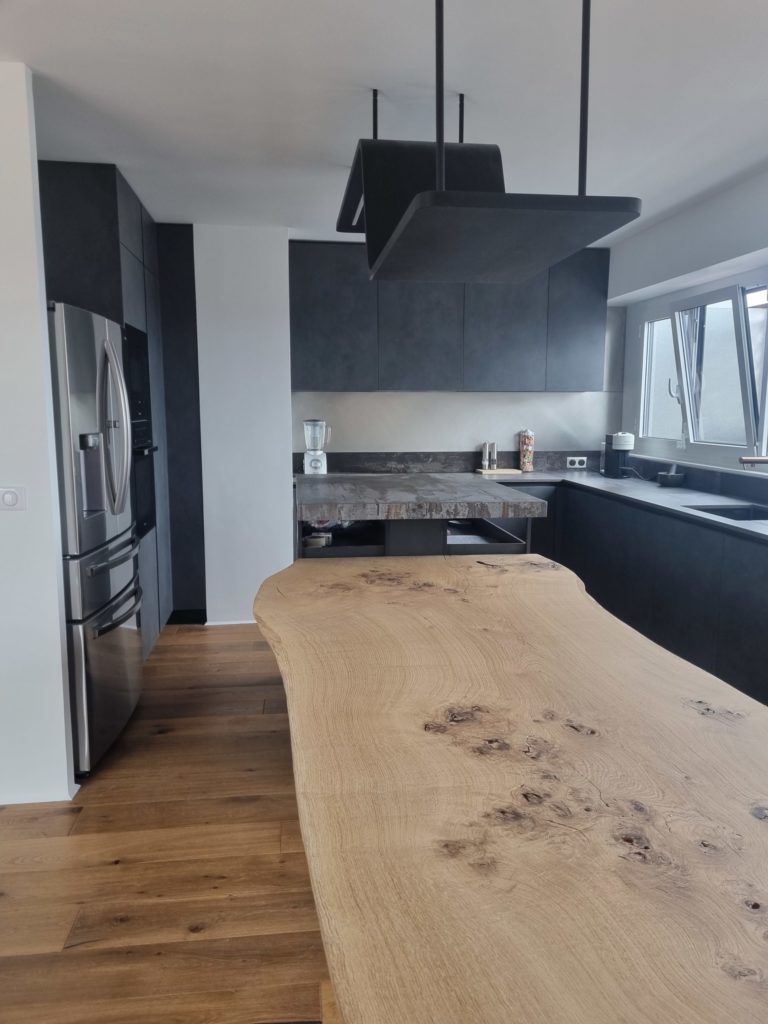 TABLE DE CUISINE LIVE EDGE EN CHENE MASSIF - Delta bois : Négoce et Commerce de Bois